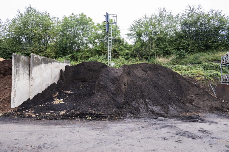 Rindenhumus 0/20 mm gütegesichert - Menz Naturbaustoffe in Wiesbaden